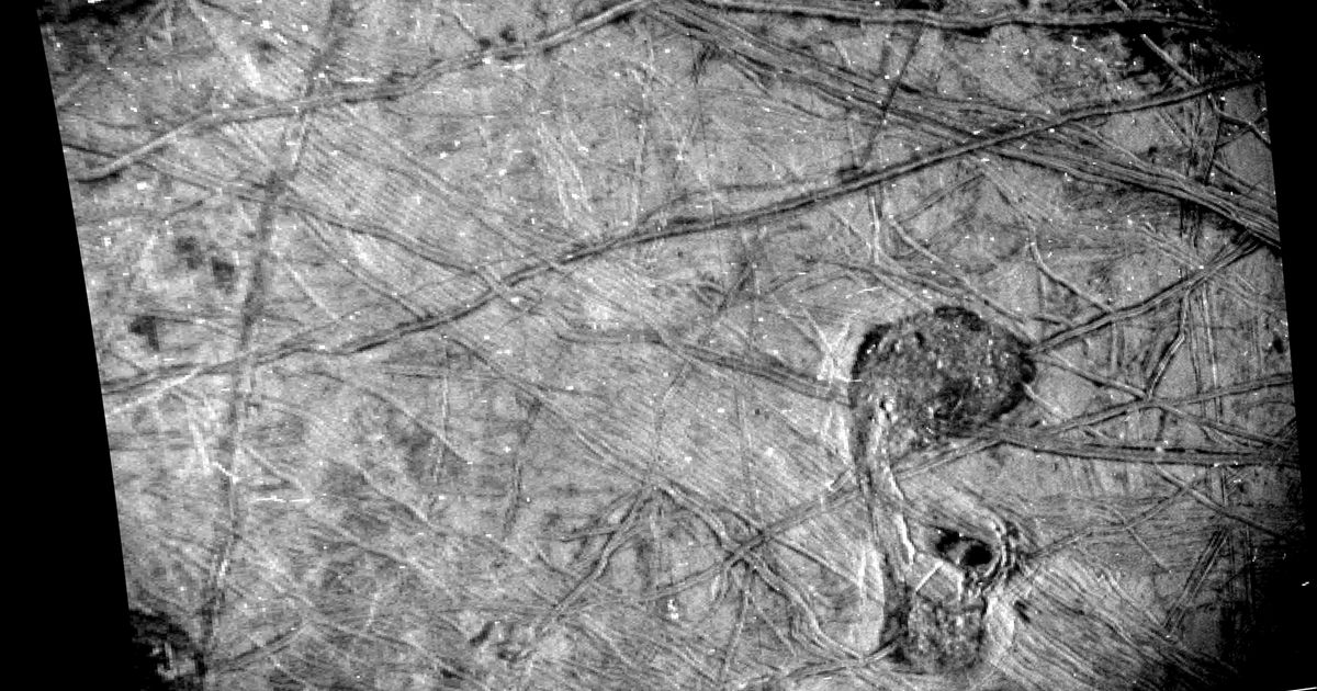 Fotografije "kljunara" na površini Jupiterovog meseca "Evropa" mogu ...