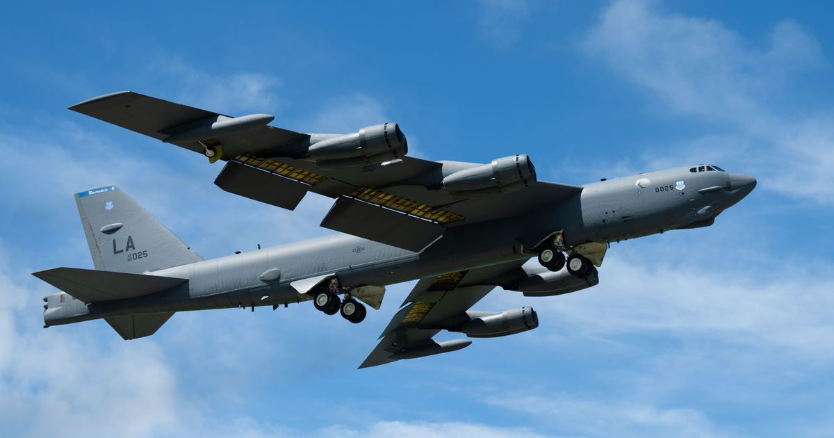 B-52 Stratofortress pao kod baze Edvards: Stub dima vidljiv kilometrima ...