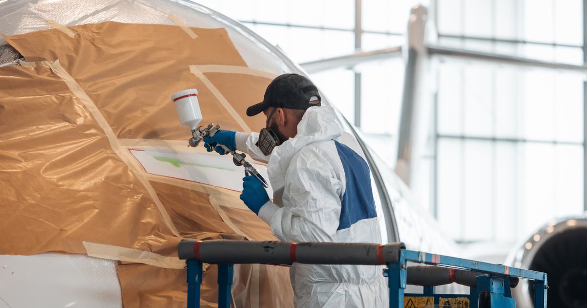 Kako se farbaju avioni: Zašto ovaj proces košta pravo bogatstvo? - Aero ...