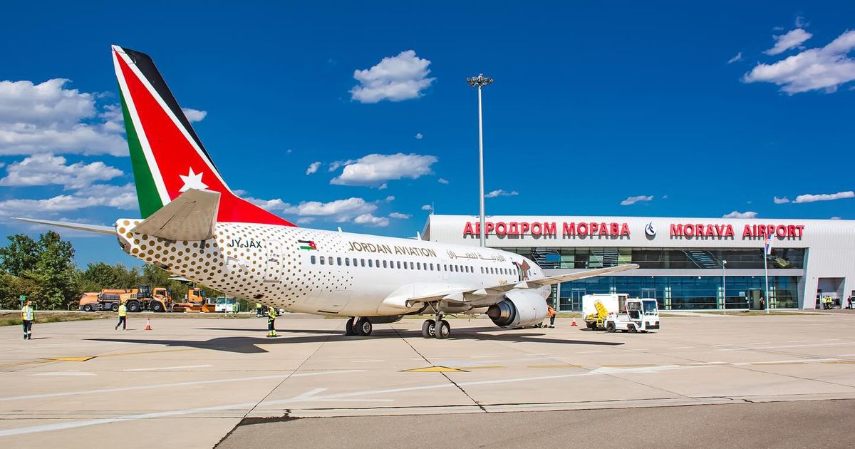 Na Aerodrom Morava sleteo Boing 737-300, najveći avion do sada - Aero ...