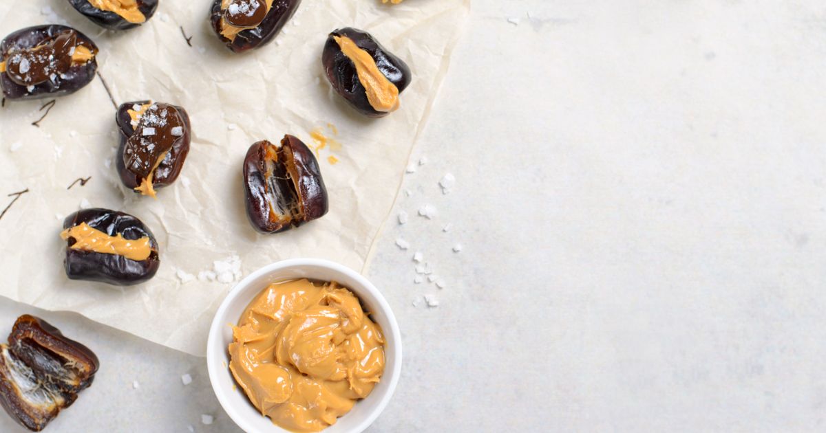 Recept za urme punjene kikiriki puterom: Zdrava verzija Snikers ...